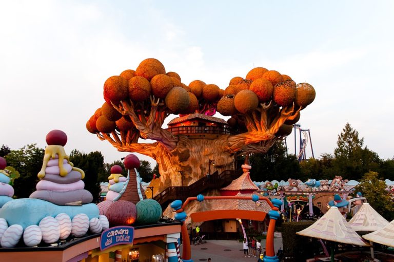 The 10 Largest and Most Beautiful Amusement Parks in the World ...